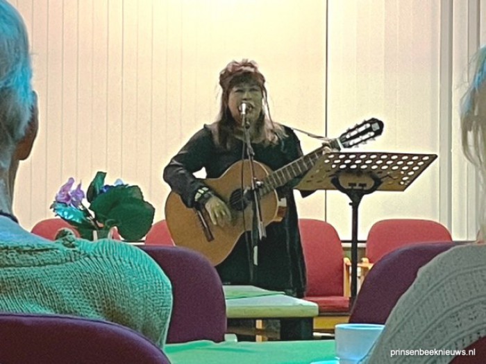 Vrolijke avond met muziek van Deborah Jacobs | Prinsenbeeknieuws